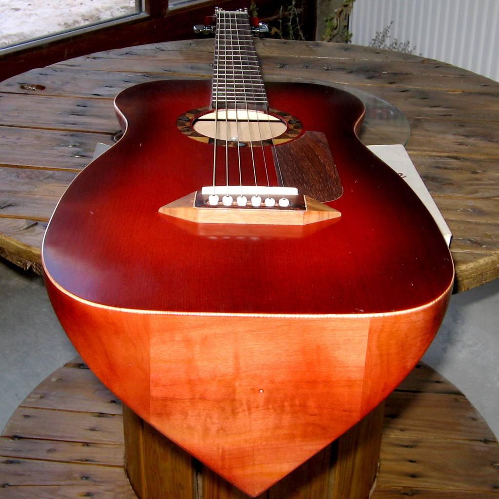 Guitare triangle – Atelier de lutherie Philippe Berne